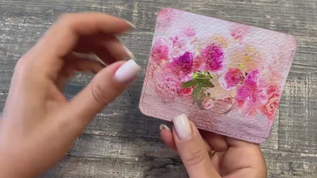 Женский розовый картхолдер Eshemoda из натуральной кожи, принт "Розовый букет"