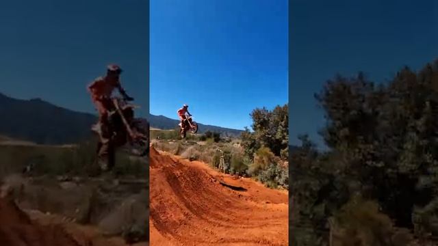 Мотобайкер на трассе