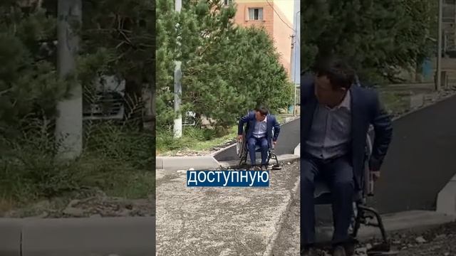 Мэра посадили в инвалидное кресло и заставили проверить пандус.mp4