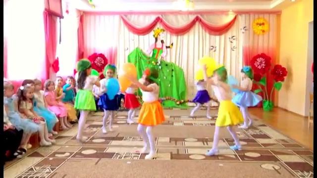 Радужный танец на 8 марта в детском саду.mp4