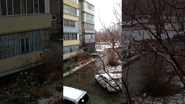 Снег идет.