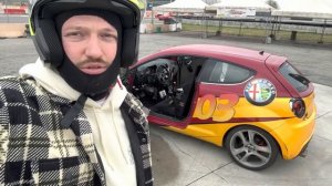 Ferrari 488 vs Alfa Romeo MiTo на первый взгляд по гоночному треку Милана. Феррари Альфа Ромео Мито