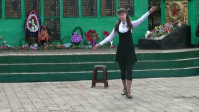 2009.05.09 Концерт На митинге в пос Александровка 9 Миниатюра 1941-1945 года попури