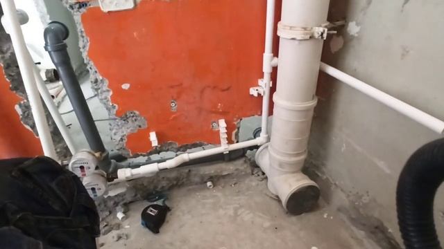 Как стать сантехником. Монтаж водопроводных труб из полипропилена + канализации..mp4