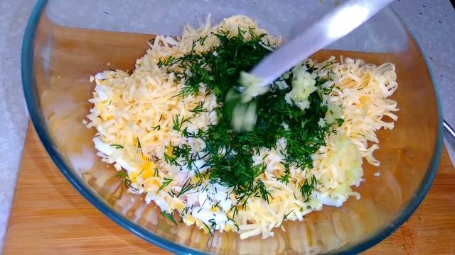 Новый салат из крабовых палочек.