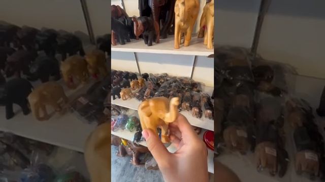 Сувенирная лавка возле отеля Tamarind Tree 3*: мелкие сувениры по 2-3 тысячи рупий (500-1000 руб.)