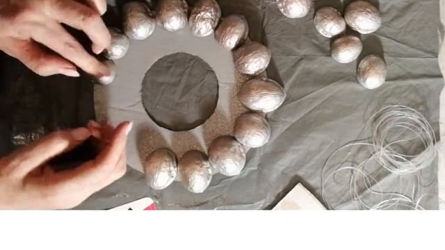 Рождественский венок из скорлупы, косточек, бусин, шишек