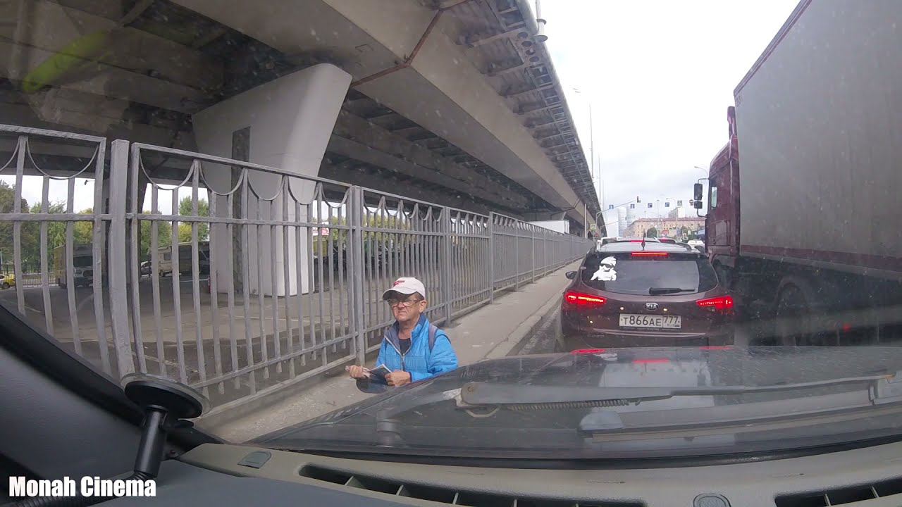 Кто для Единой России раздает листовки с призывами голосовать на выборах в ГОСДУМУ на ВДНХ в Москве?