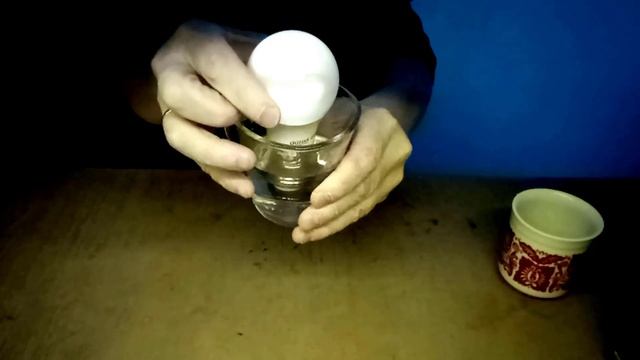 О чудо, лампа загорается от воды