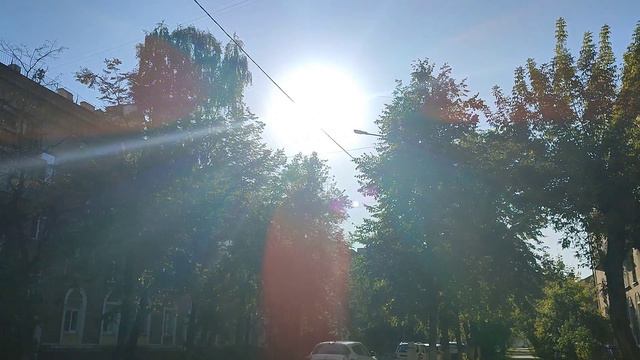 Солнце блики осень, Прогулка по солнечной улице, акценты, музыка, радужные всплески среди деревьев