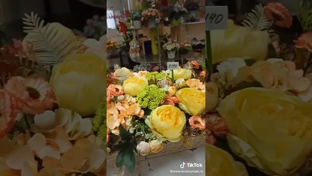 Интерьерная композиция из искусственных цветов премиум-класса.