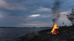 Уют у костра на берегу озера - идеальный ночной отдых