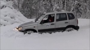Шевроле Нива в глубоком снегу