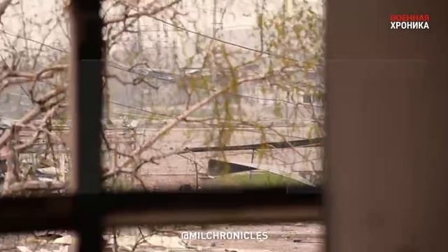 «Давай, братишка, давай!». Российский морпех был ранен азовцами при попытке перебежать улицу.