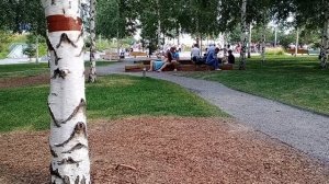 Девушка лежит на ногах у парня
