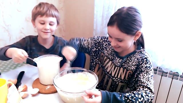 Слава и Вика готовят печеньки.mp4