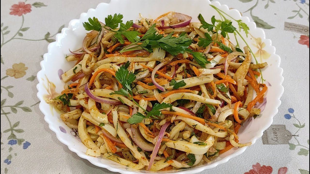 Салат из кальмаров по корейски.