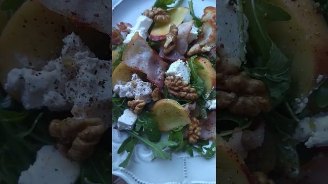 Салат с беконом, рукколой, персиком и сыром фета ?