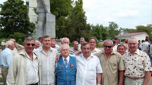 Ветераны 100 го полка.-ar_s-kqgj5M.mp4 Автор и исполнитель мой друг Александр Павлюк