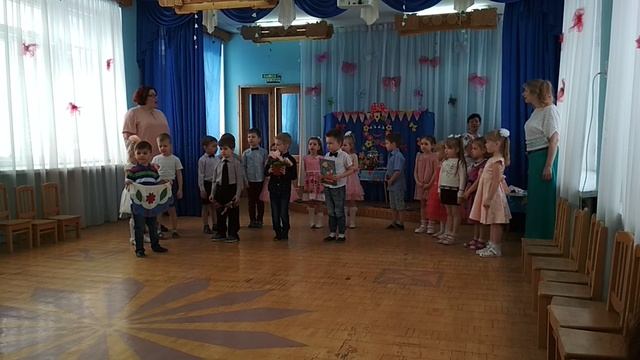 2018.03.02 Утренник к 8 марта - 3 (бабушке).