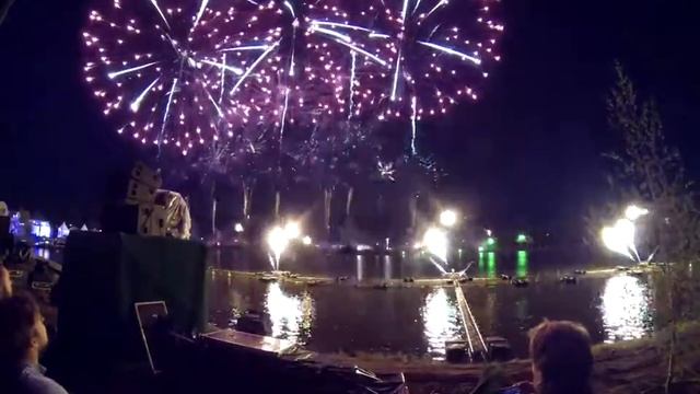 Мультимедийное шоу на воде + высотный салют