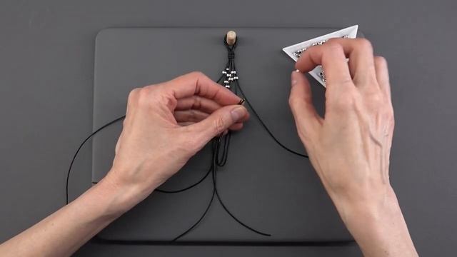 Как сделать браслет из бусин на тонком кожаном шнуре своими руками.mp4