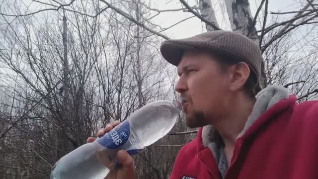 ОТец собирает берёзовый сок в рабочее время!
