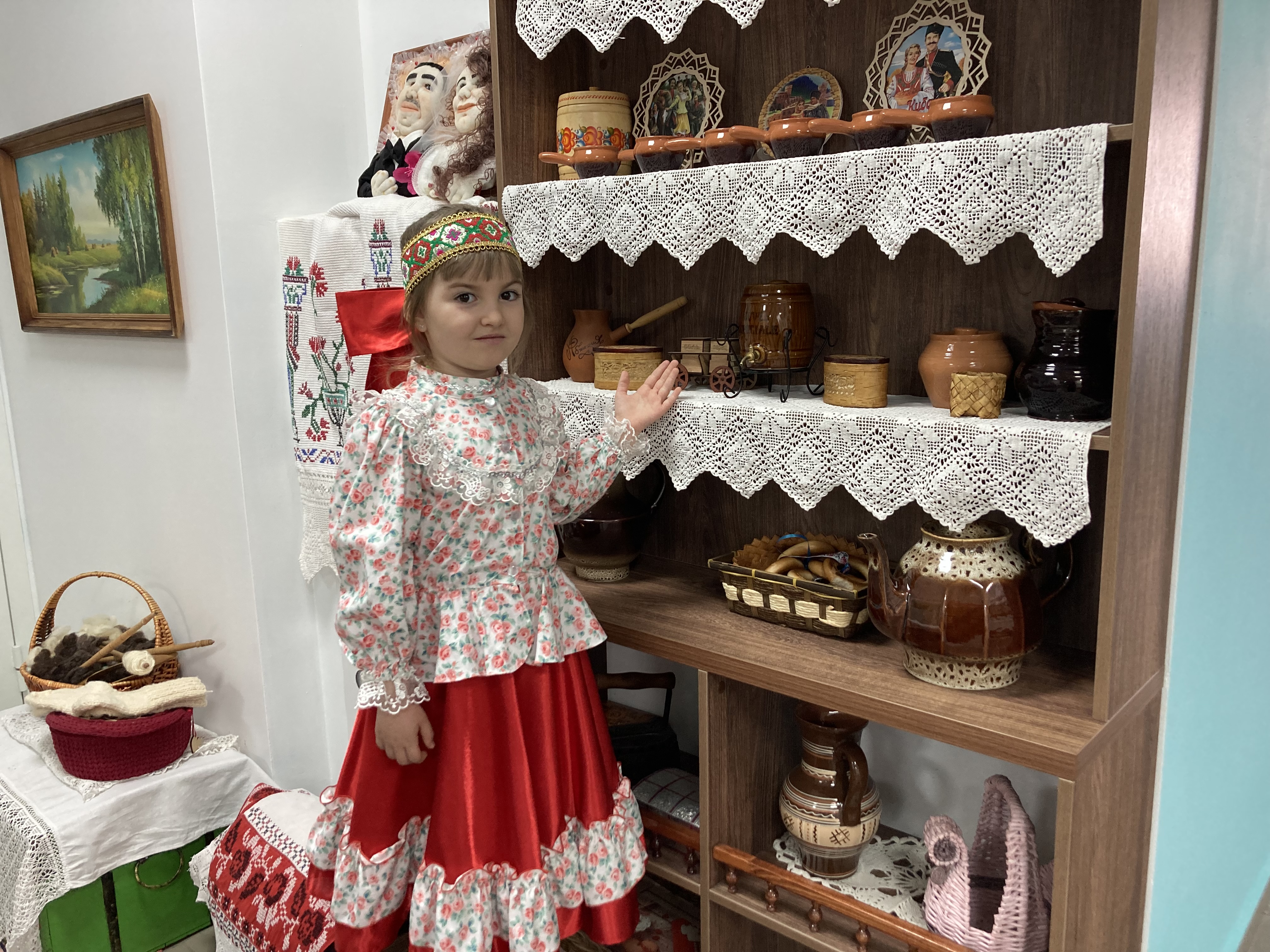 Горка с посудой