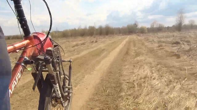 Велосипед с мотором по полю