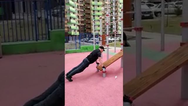 Отжимания от опор, с акцентом на трицепс.