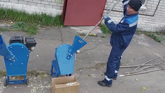 Видео обзор измельчителя веток электрического "Ур" 2,2  кВт 220В и бензинового БД 6,5 л.с.