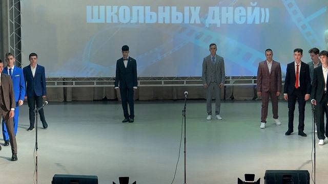 Выход выпускников в начале выпускного вечера