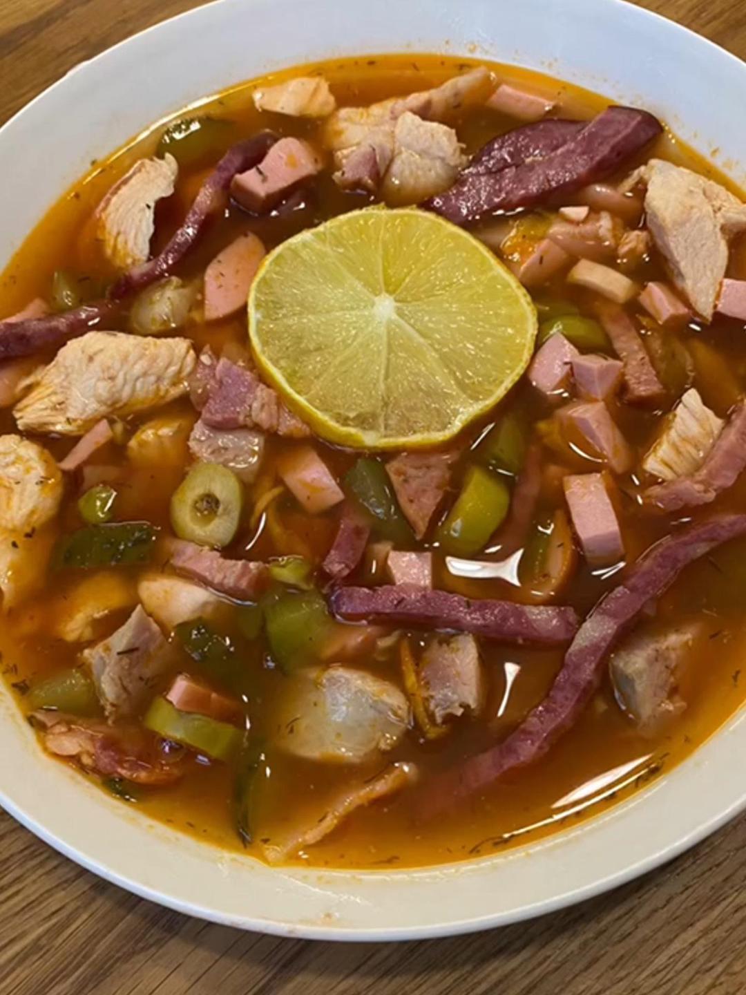 Солянка по быстрому,  с острым вкусом и ярким ароматом.