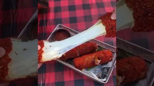 Сырные палочки из моцареллы в острой тонировке из чипсов в соусе