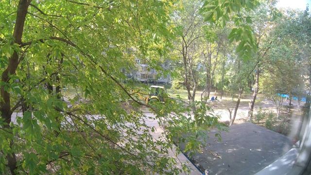 Таймлапс. Трактор роет траншею. 02.10.2020 г.