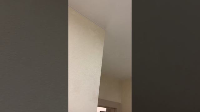 Вот так должны быть обработаны углы на натяжном потолке