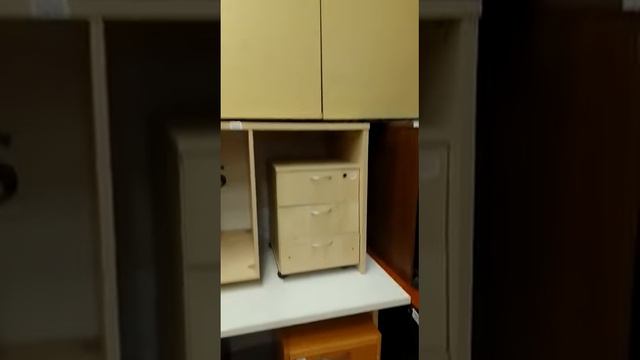 Офисная мебель столы и тумбы.