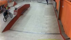 трюки на самокате от первого лица в скейт парке