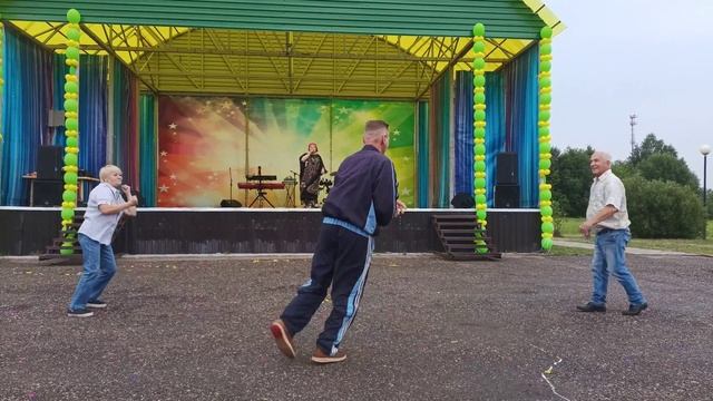 РАСКАЧАЛА - Елена Бахтова, соличтка вокального ансамбля ПРИВОКЗАЛЬНЫЕ УЗОРЫ, рук. В. Кудрявцева