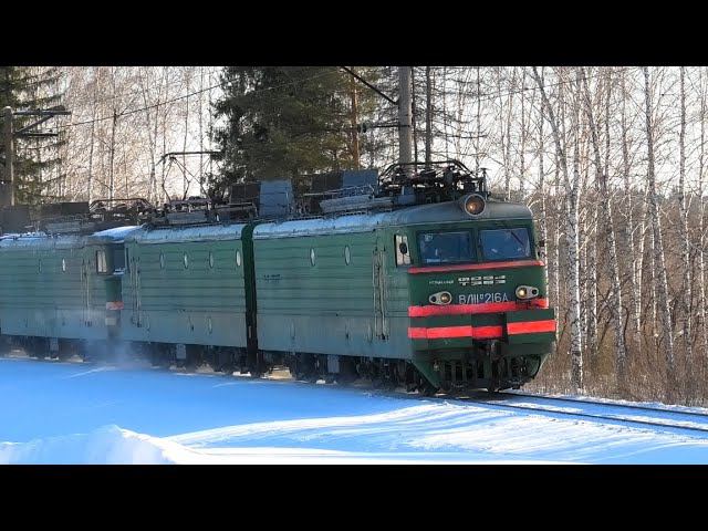 Квартет ВЛ11М-216/231 с грузовым поездом и приветливой бригадой