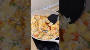半夜給喝多女友做皮蛋鮮蝦粥，粥湯香濃蝦肉鮮嫩，又暖心又暖胃！【郭師傅與單大廚】