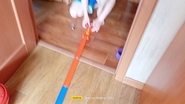 Играем с младшим братом Андрюшей, в трек hot wheels!
