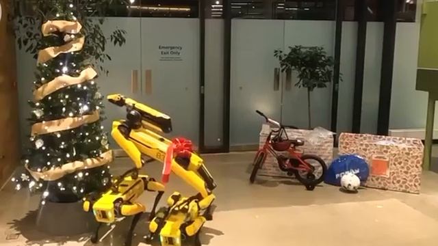 Spot от Boston Dynamics украшают ёлку