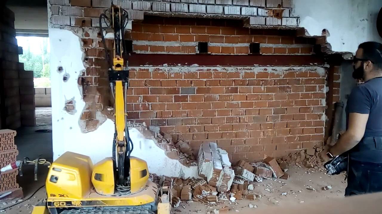 Демонтаж кирпичной стены мини-роботом Brokk 60