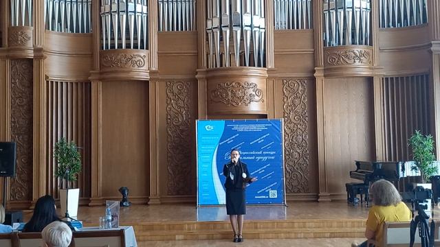 "Встанем", исполняет Пешакова Татьяна