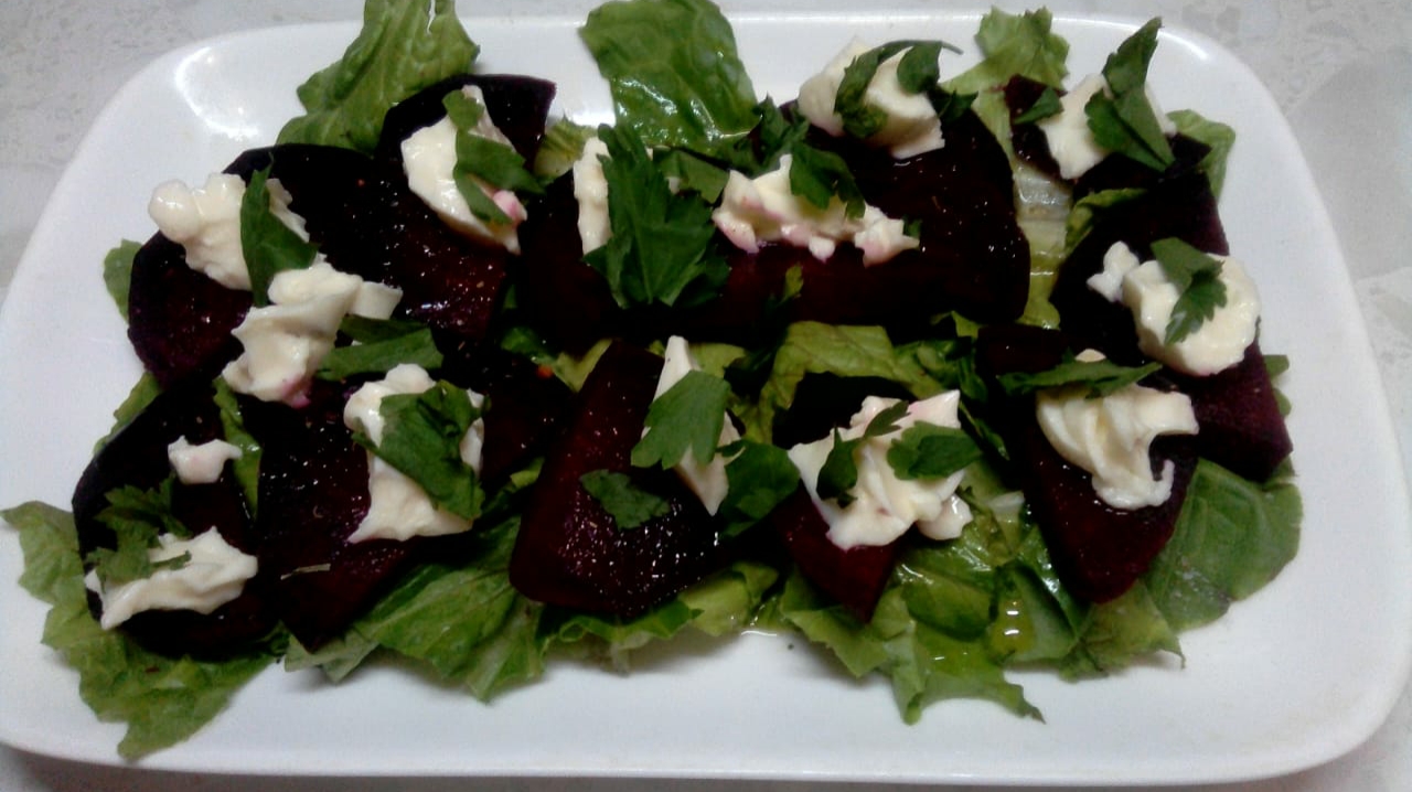 ВКУСНО И ПОЛЕЗНО! Закуска со свеклой и плавленным сыром.