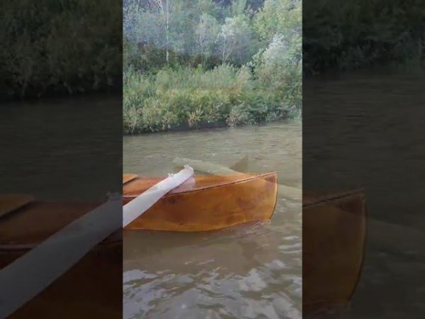 Каноэ с аутригером на реке