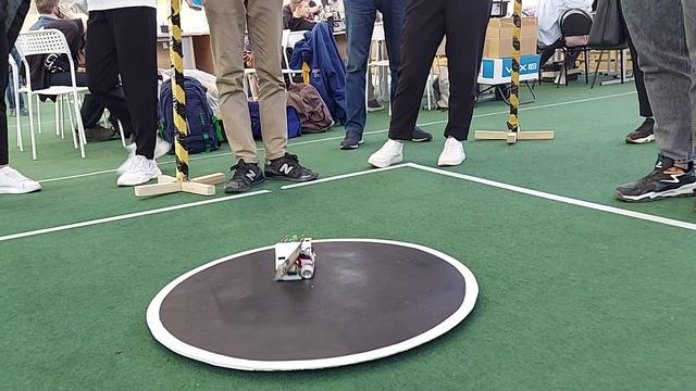 Выступление команд “ЮК” и “Синий трактор”. Номинация “Мини-cумо 10x10”. Часть 1.