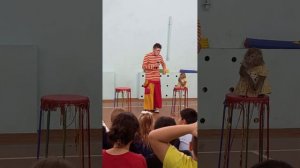 Циркачи выступают в школе. Дети в восторге