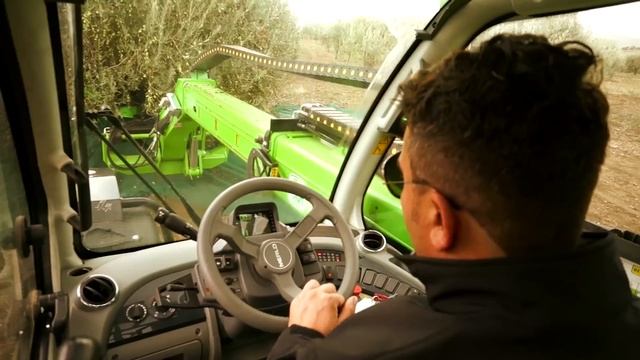 Телескопический погрузчик MERLO TURBOFARMER. Применение вибрационной головки.